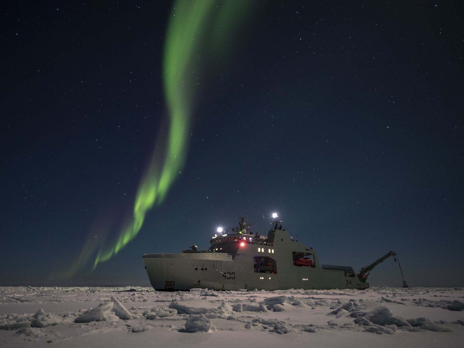Photos: HMCS Harry Dewolf on the ice under Northern Lights – Canadian ...